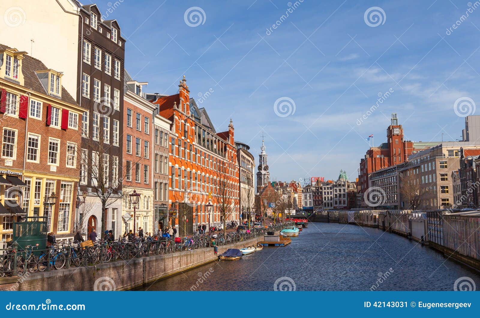 Facciate Variopinte Delle Case Sul Canale Di Amsterdam Fotografia ...