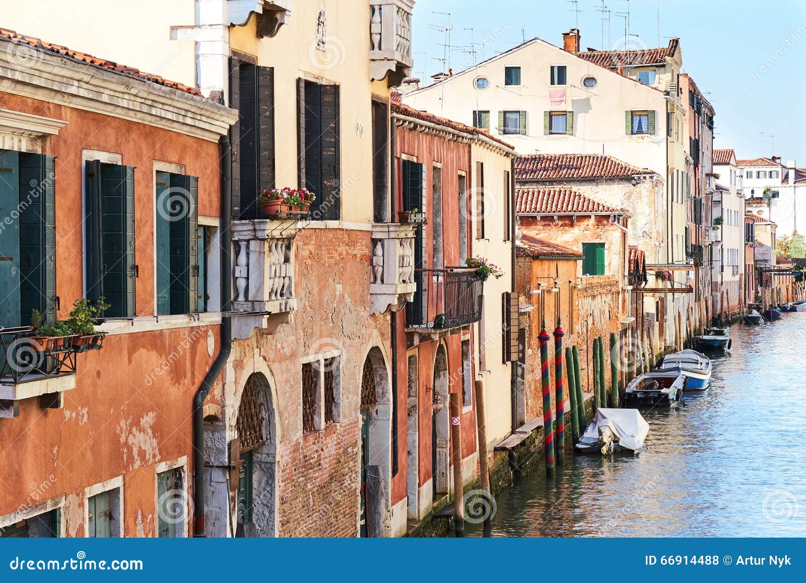 Facciate Variopinte Di Vecchie Case Medievali a Venezia Fotografia ...