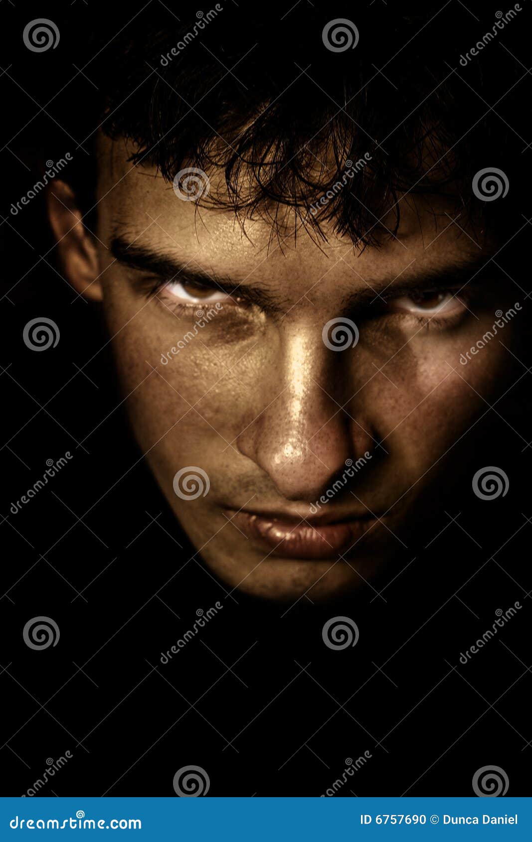 Face assustador na sombra foto de stock. Imagem de fundo - 6757690