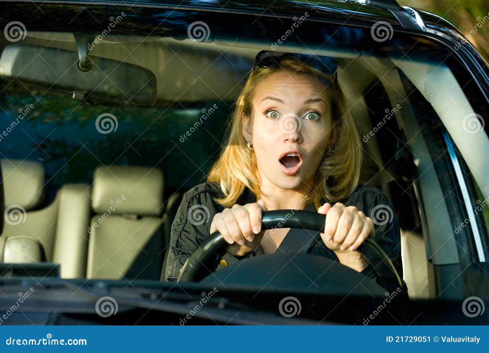 Face Do Susto Da Mulher Que Conduz O Carro Imagem de Stock - Imagem de ...