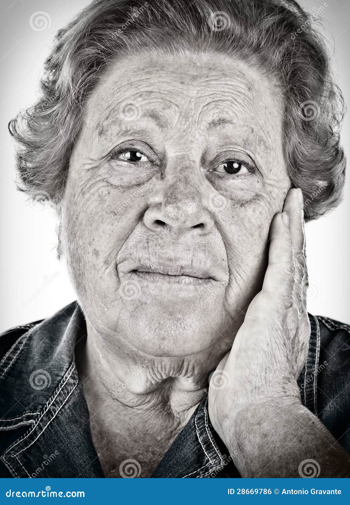 Face of an Old Woman - Black and White Portrait with Dragan Effect ...
