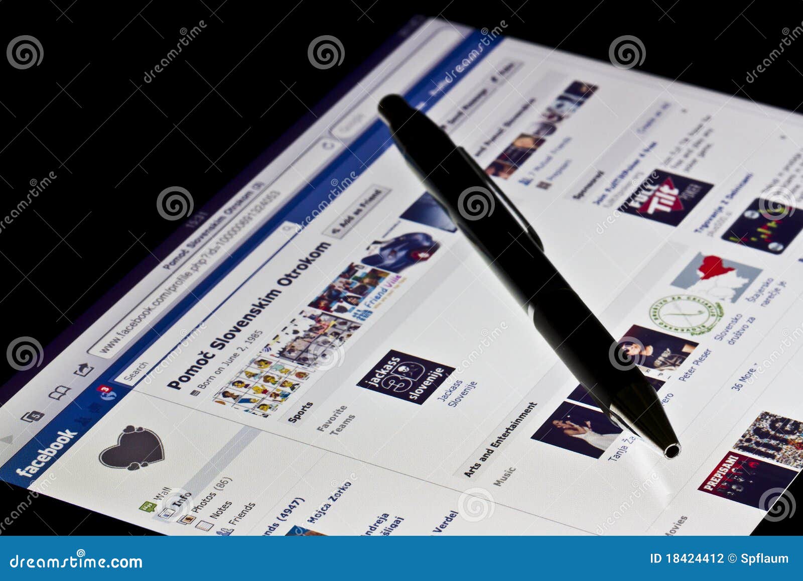 Facebook on Apple iPad editorial photography. Image of computer - 18424412