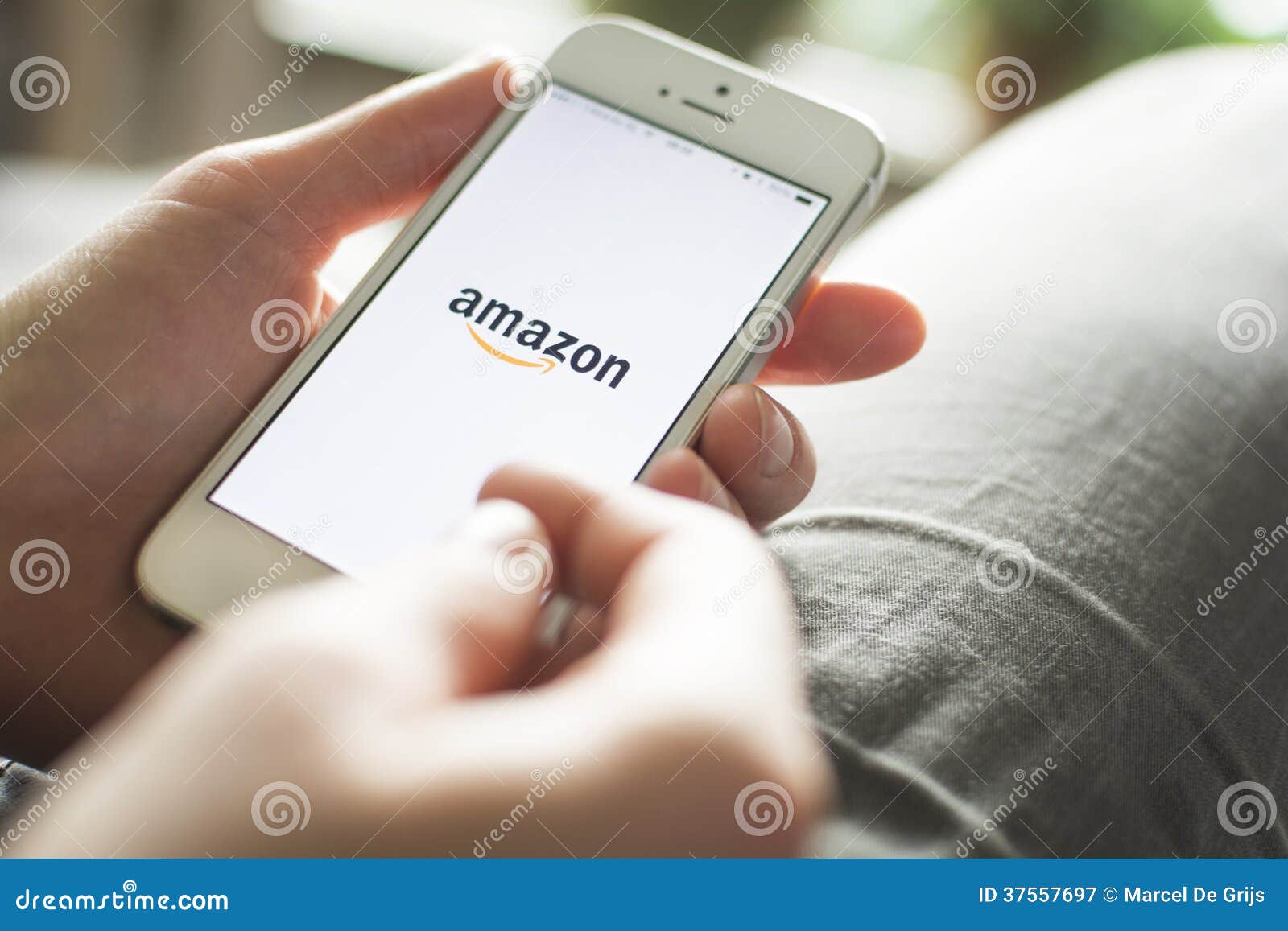 Facebook on Iphone 5 editorial photography. Image of phone - 37557697