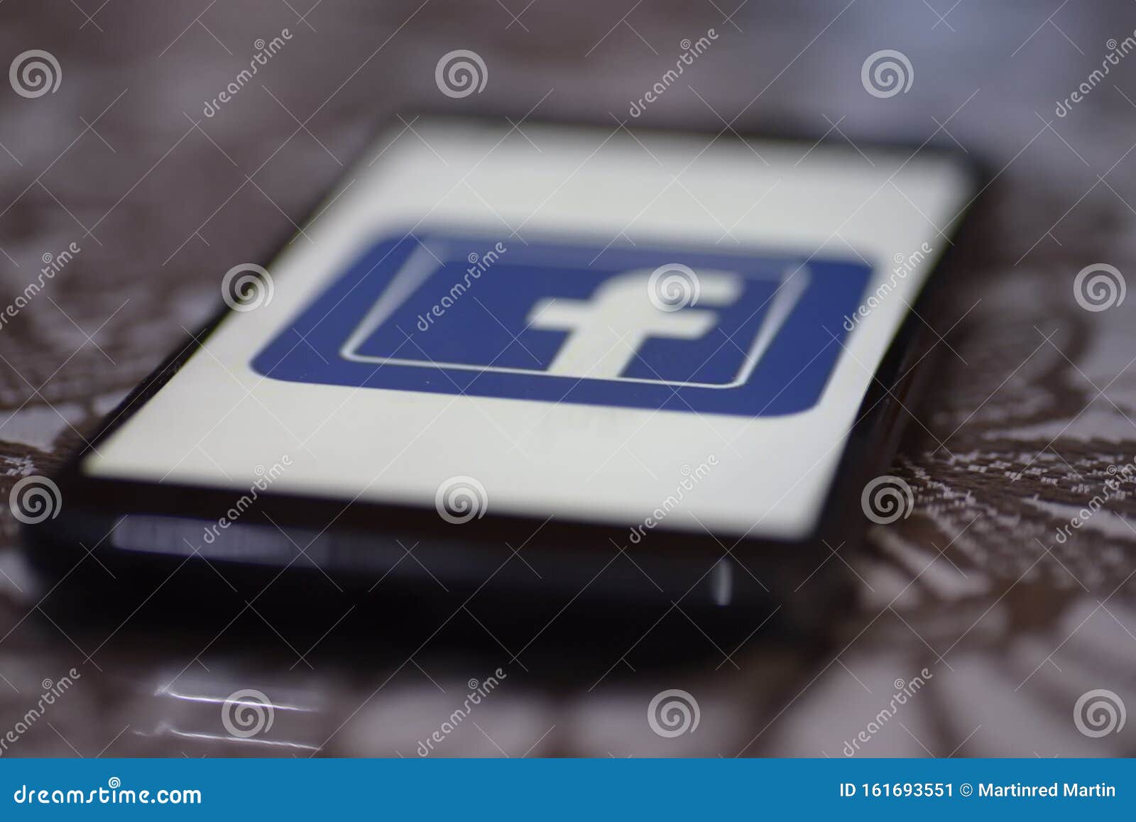 Facebook logo on mobile editorial photo. Image of concept - 161693551