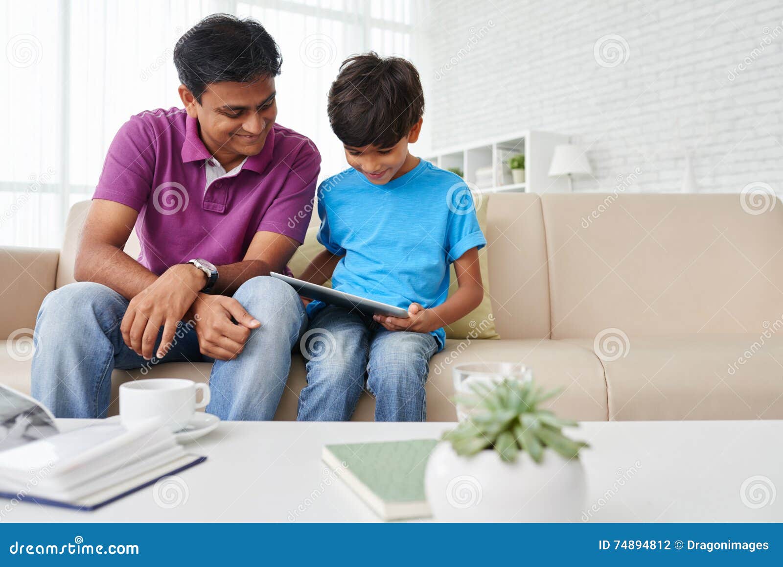 Facendo compito insieme fotografia stock. Immagine di paternità - 74894812