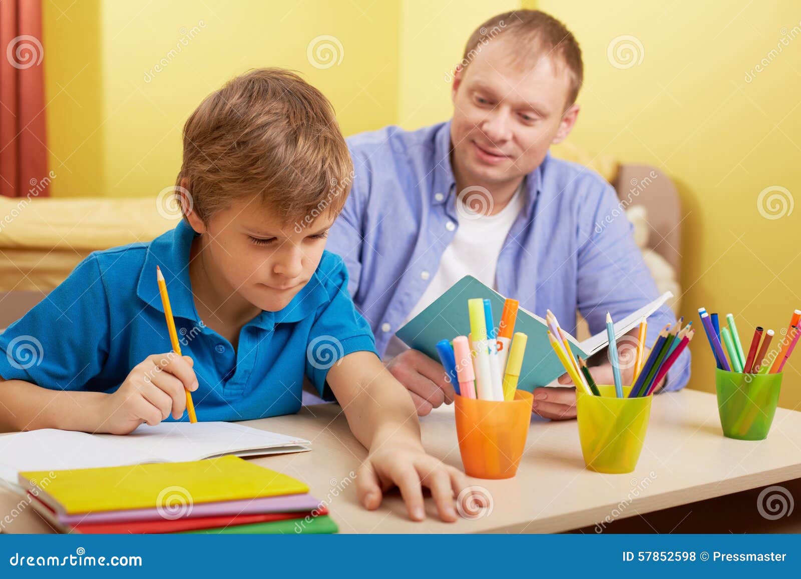 Facendo Compito Scolastico a Casa Fotografia Stock - Immagine di ...