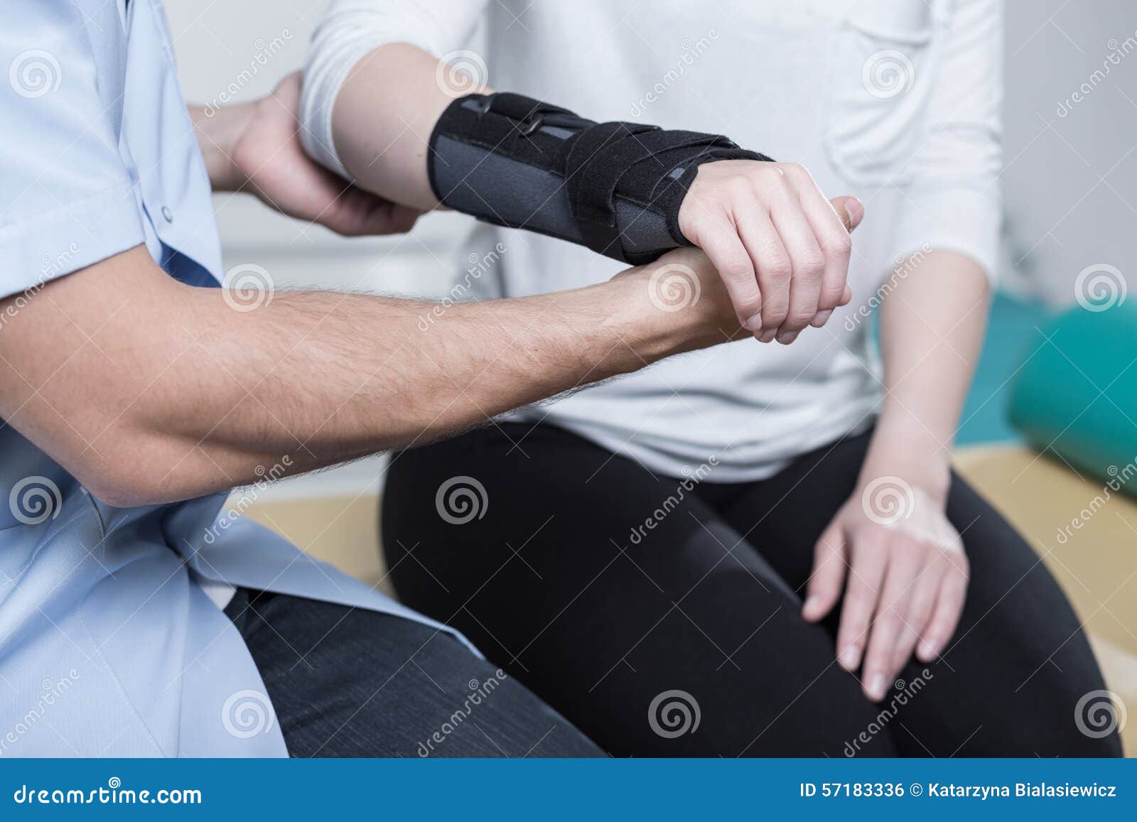 Facendo Uso Del Immobiliser Del Polso Fotografia Stock - Immagine di ...