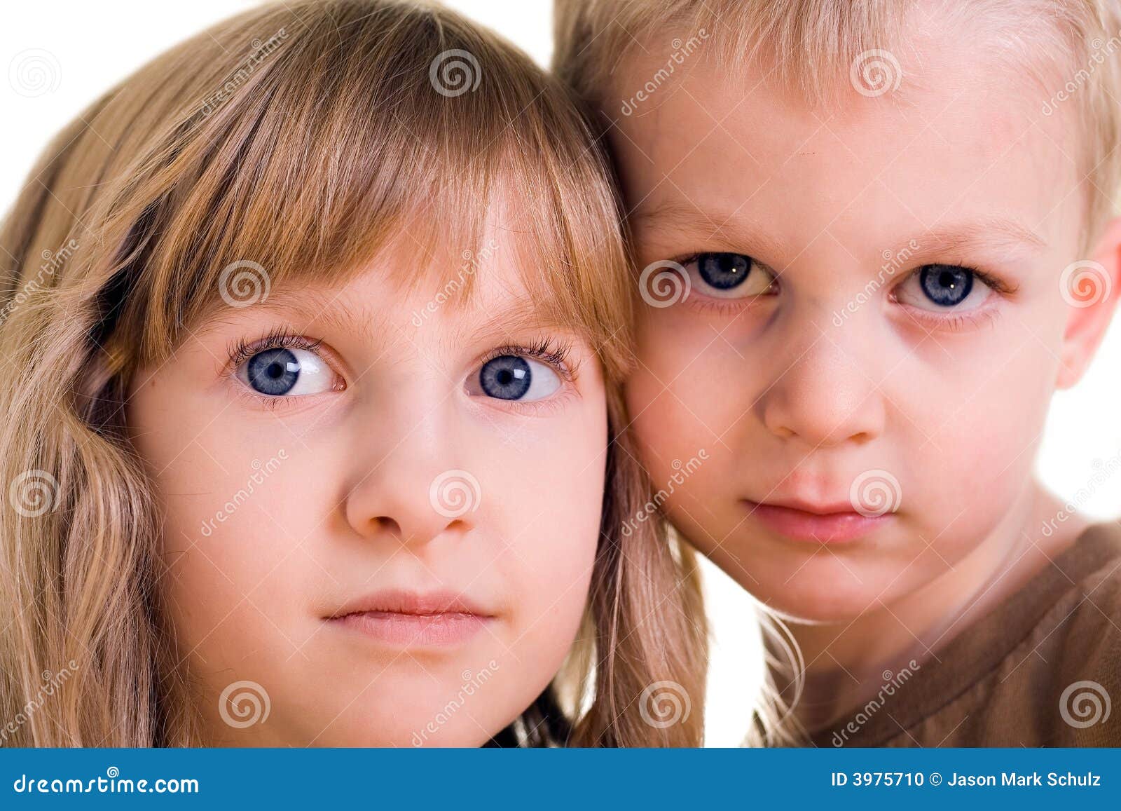 Faces do irmão e da irmã foto de stock. Imagem de olhos - 3975710