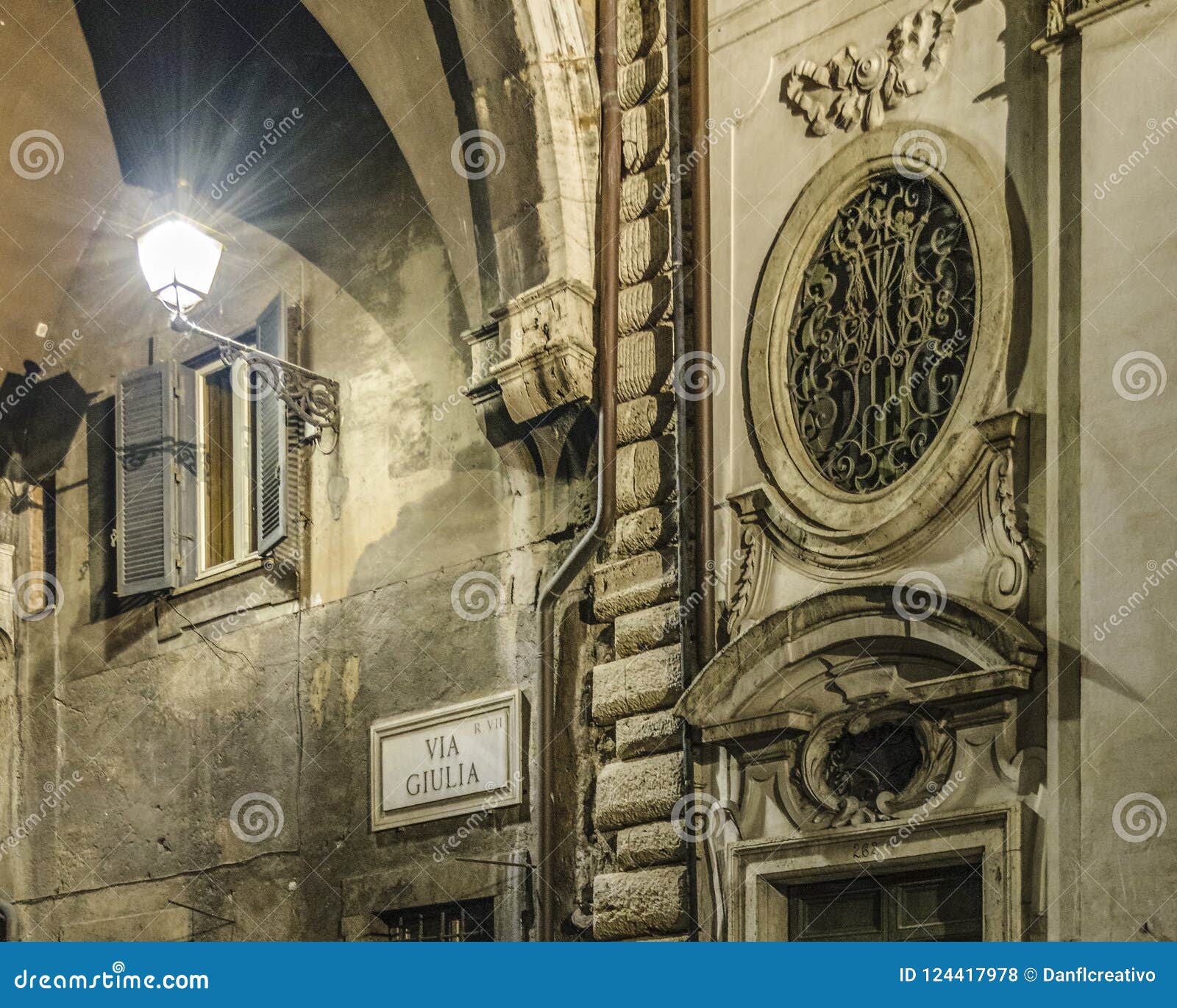 Fachada Adornada De La Casa, Roma, Italia Foto de archivo editorial ...