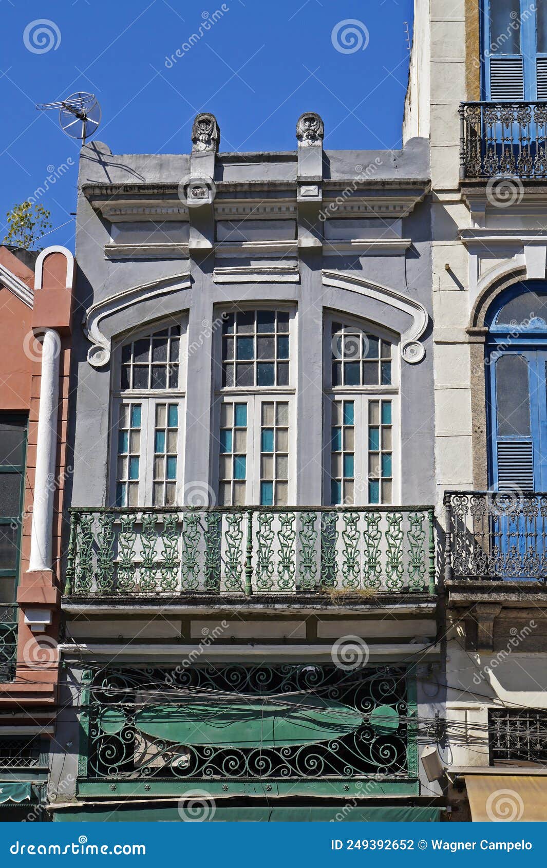 Fachada Antiga Com Varandas No Centro Do Rio Brasil Foto de Stock ...