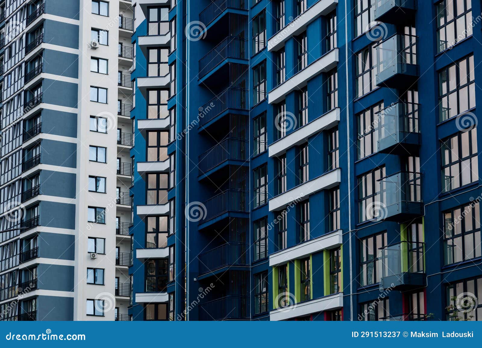 Fachada Azul De Un Edificio Residencial Imagen de archivo - Imagen de ...