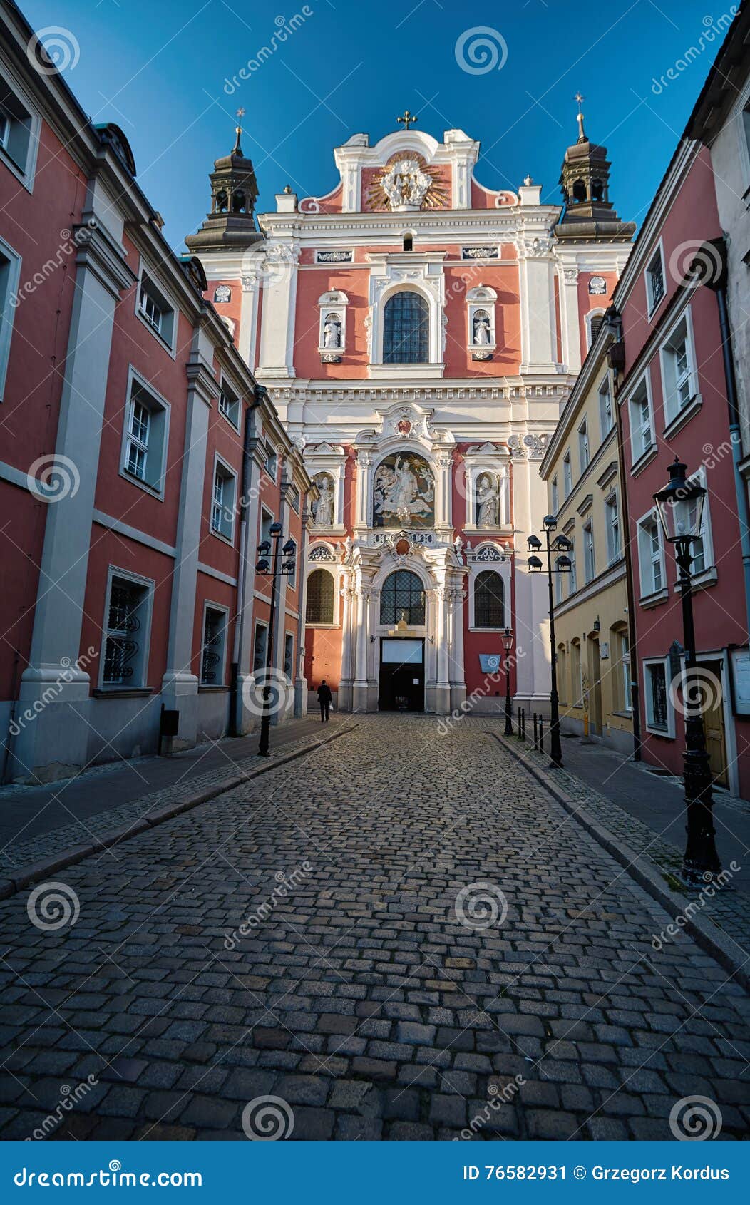 Fachada Barroca De La Iglesia Parroquial Imagen de archivo - Imagen de ...