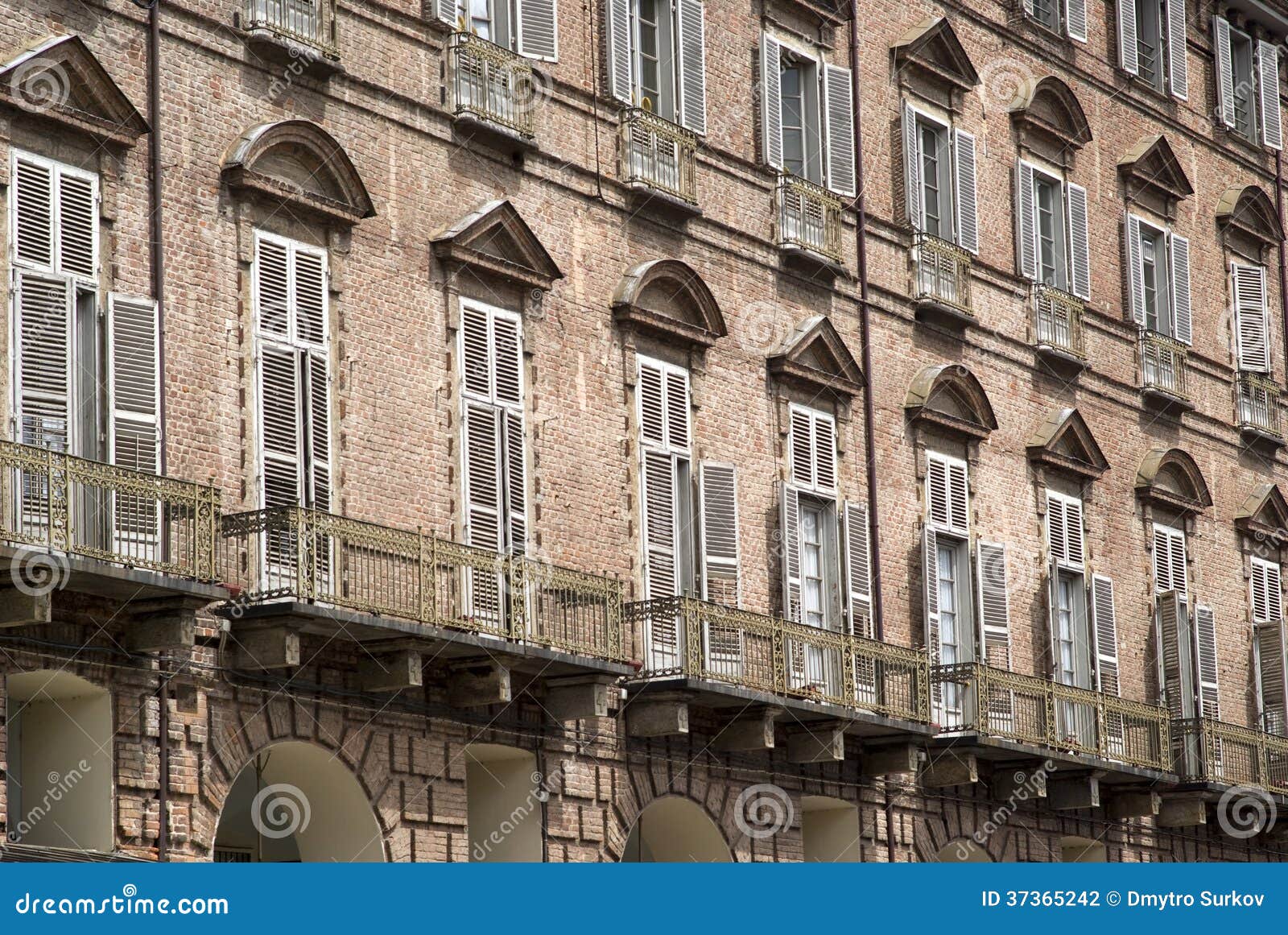 Fachada Barroca De Un Edificio En Turín Foto de archivo - Imagen de ...