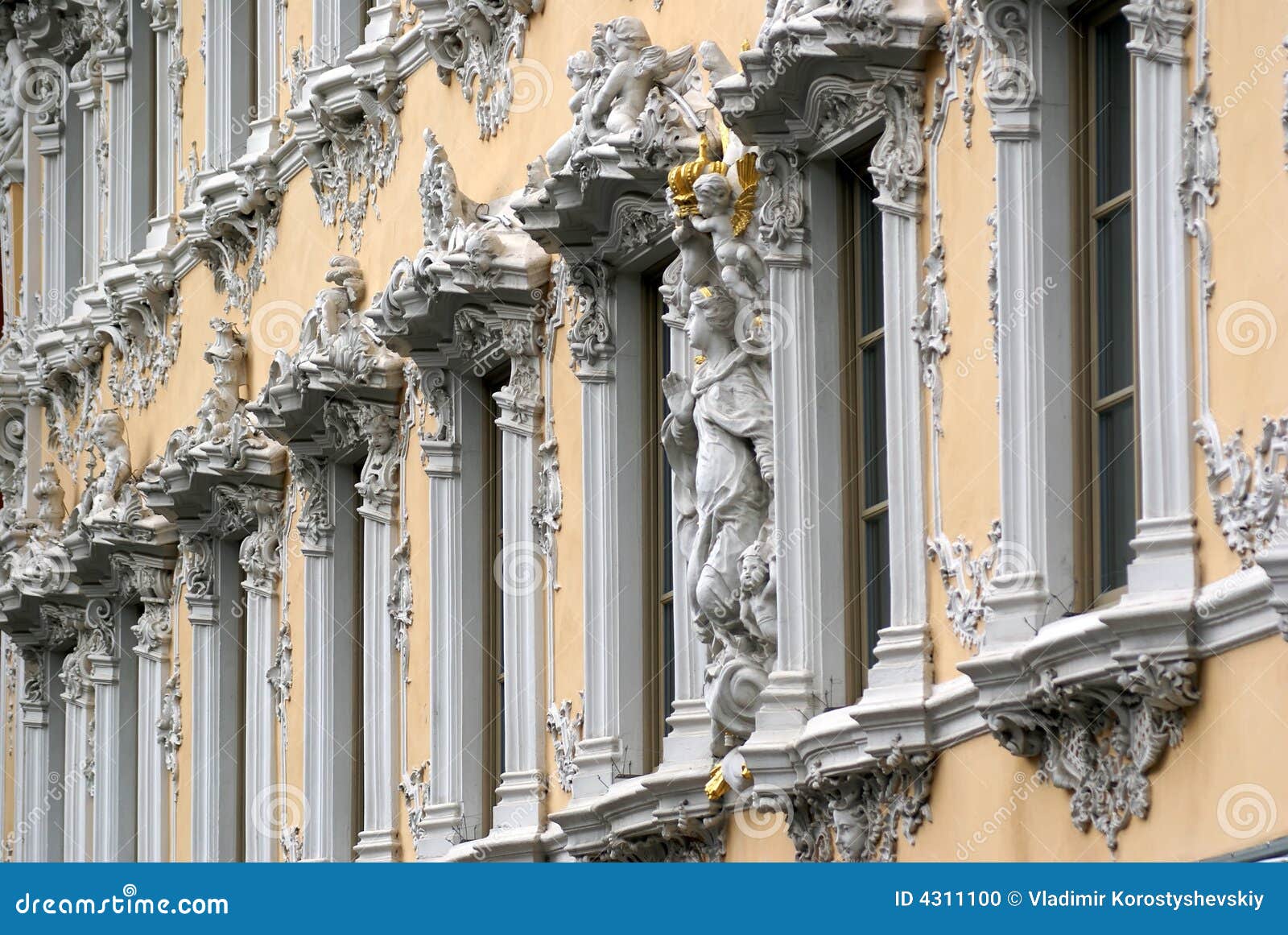 Fachada Barroca Del Edificio Foto de archivo - Imagen de vendimia ...