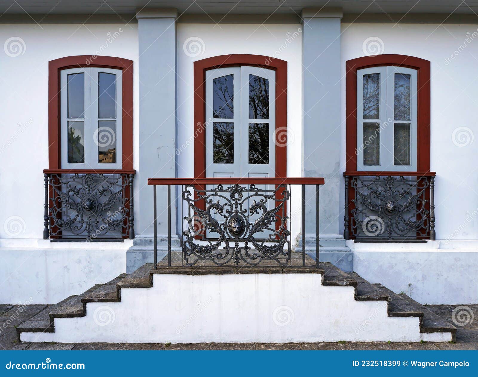 Fachada Colonial Antiga Com Varandas Imagem de Stock Editorial - Imagem ...
