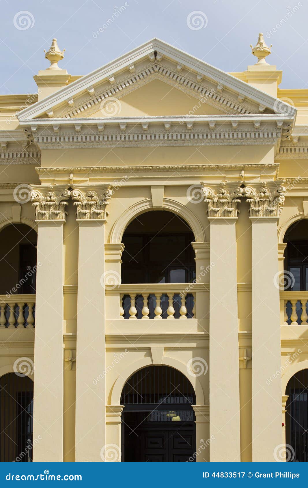 Fachada Colonial Del Edificio Imagen de archivo - Imagen de columnas ...
