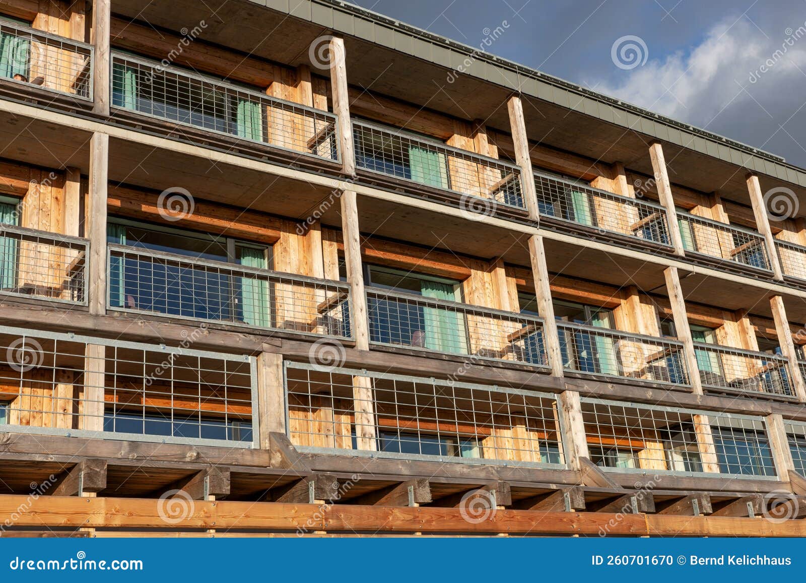 Fachada Com Varandas Na Moderna Casa De Apartamentos Foto de Stock ...