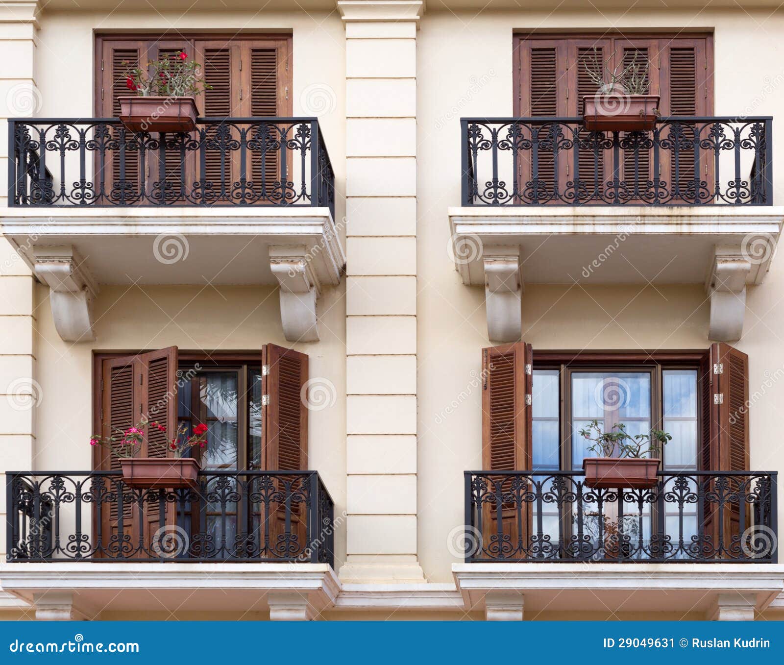 Fachada con los balcones imagen de archivo. Imagen de casero - 29049631