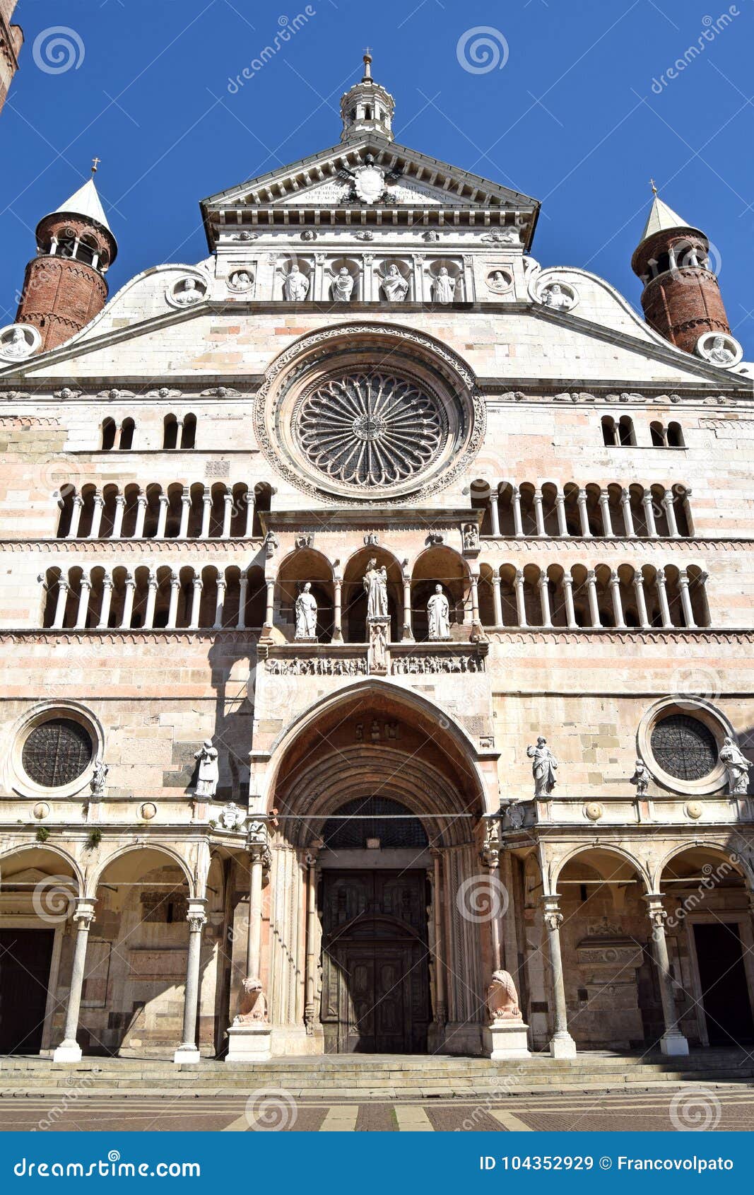 A Fachada Da Catedral Imponente De Cremona - Cremona - Ital Imagem de ...