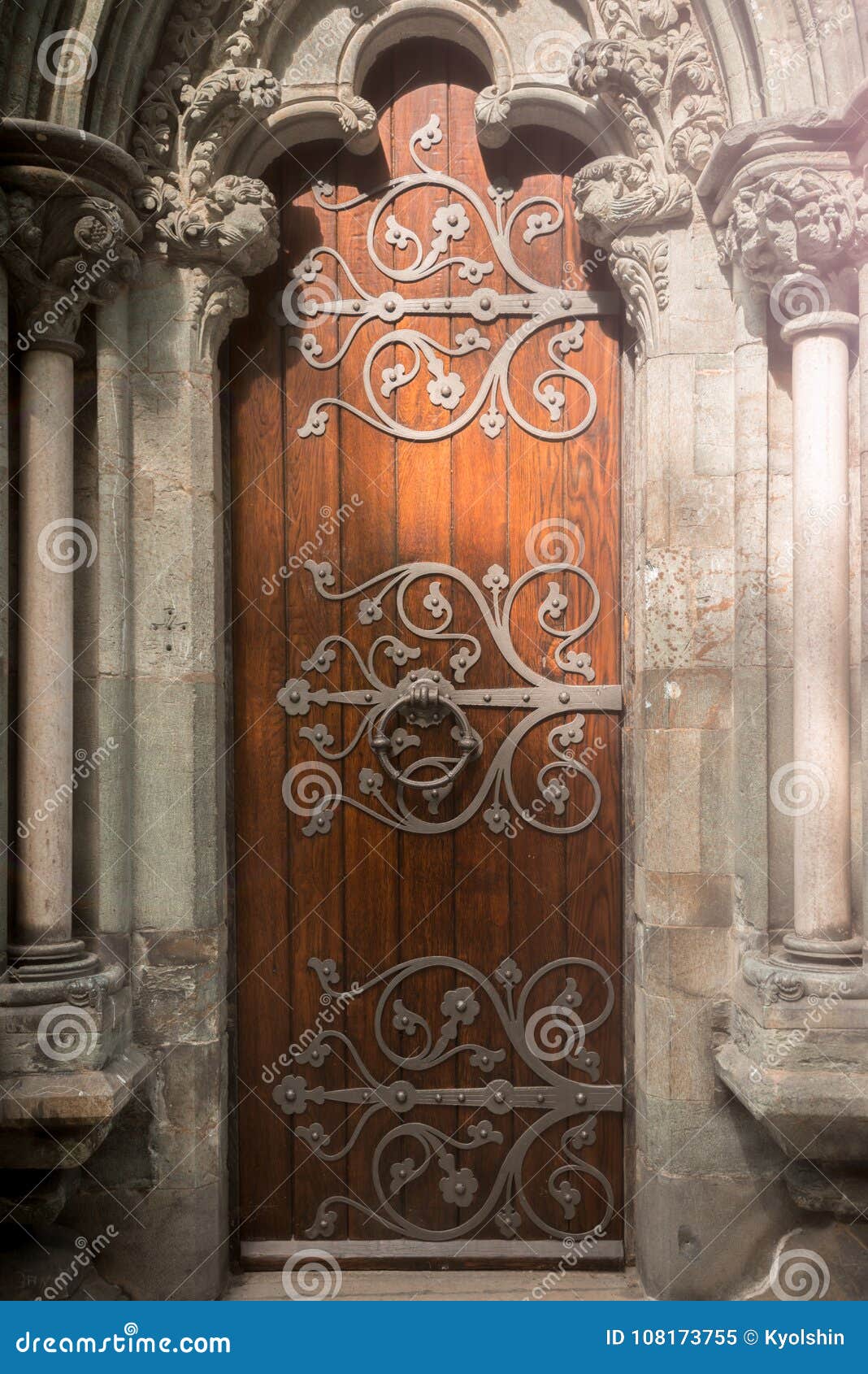 Fachada Da Catedral Velha Em Trondheim, Noruega Imagem de Stock ... Fachada Da Catedral Velha Em Trondheim, Noruega Imagem de Stock ...