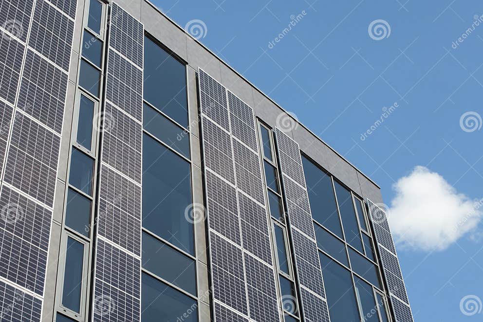 Fachada De Construcción Adornada Con Paneles Solares. Paneles Solares ...
