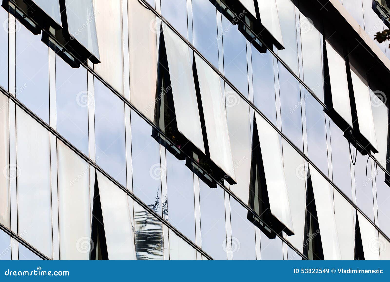 Fachada De Cristal Con Las Ventanas Abiertas Imagen de archivo - Imagen ...