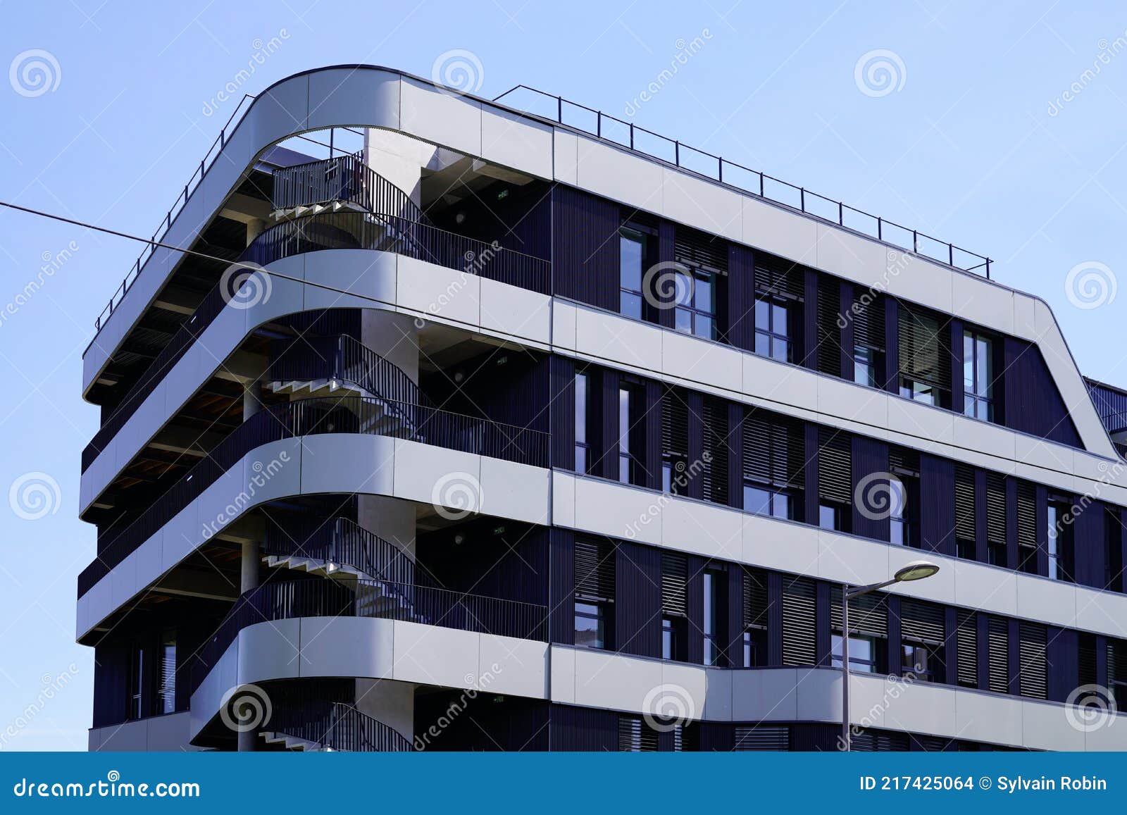 Fachada De Diseño Moderno Edificio De Apartamentos Esquina Redonda Foto de archivo - Imagen de ...