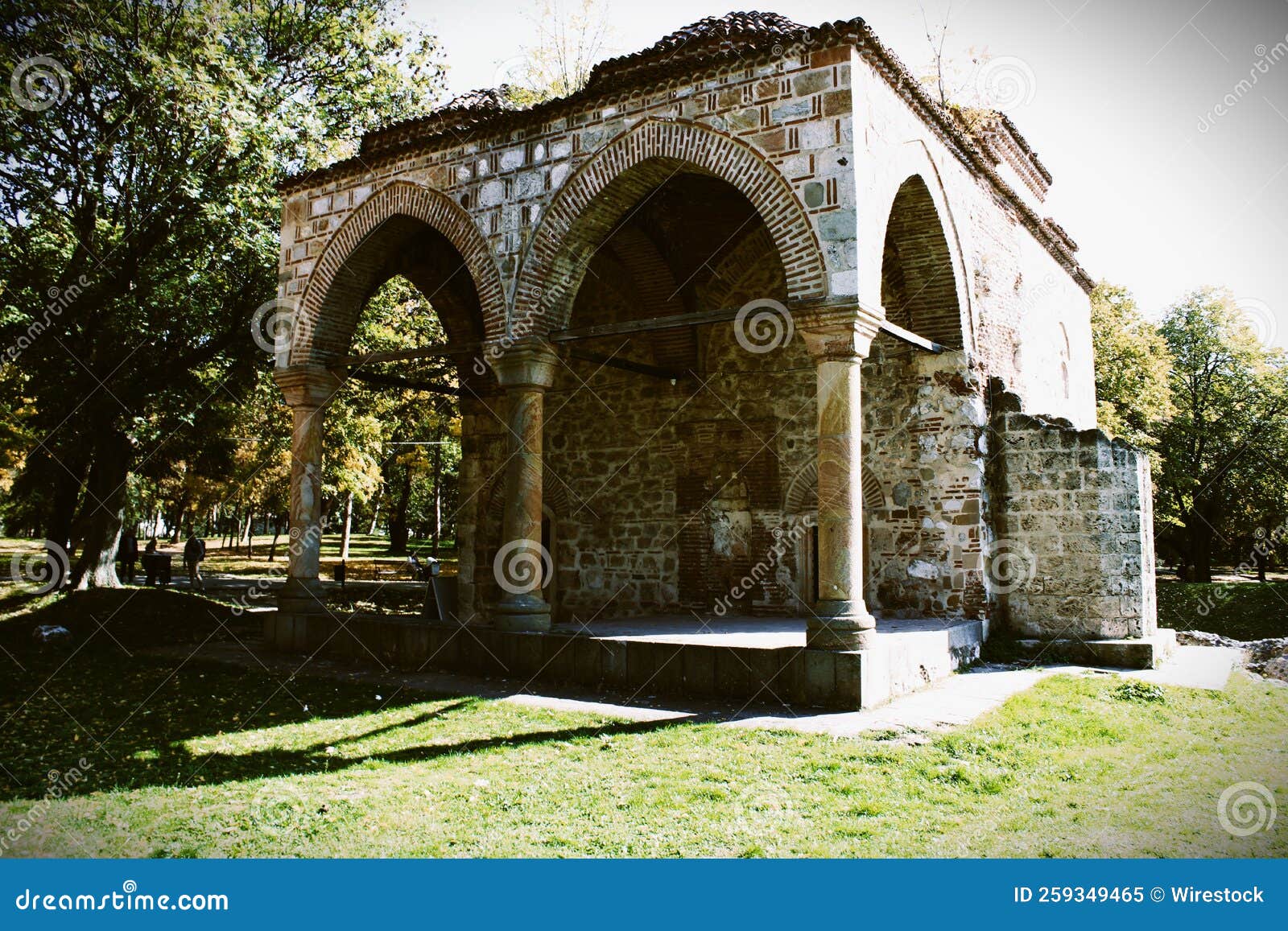 Fachada De Edificio Antiguo En Nis Imagen de archivo - Imagen de pared ...
