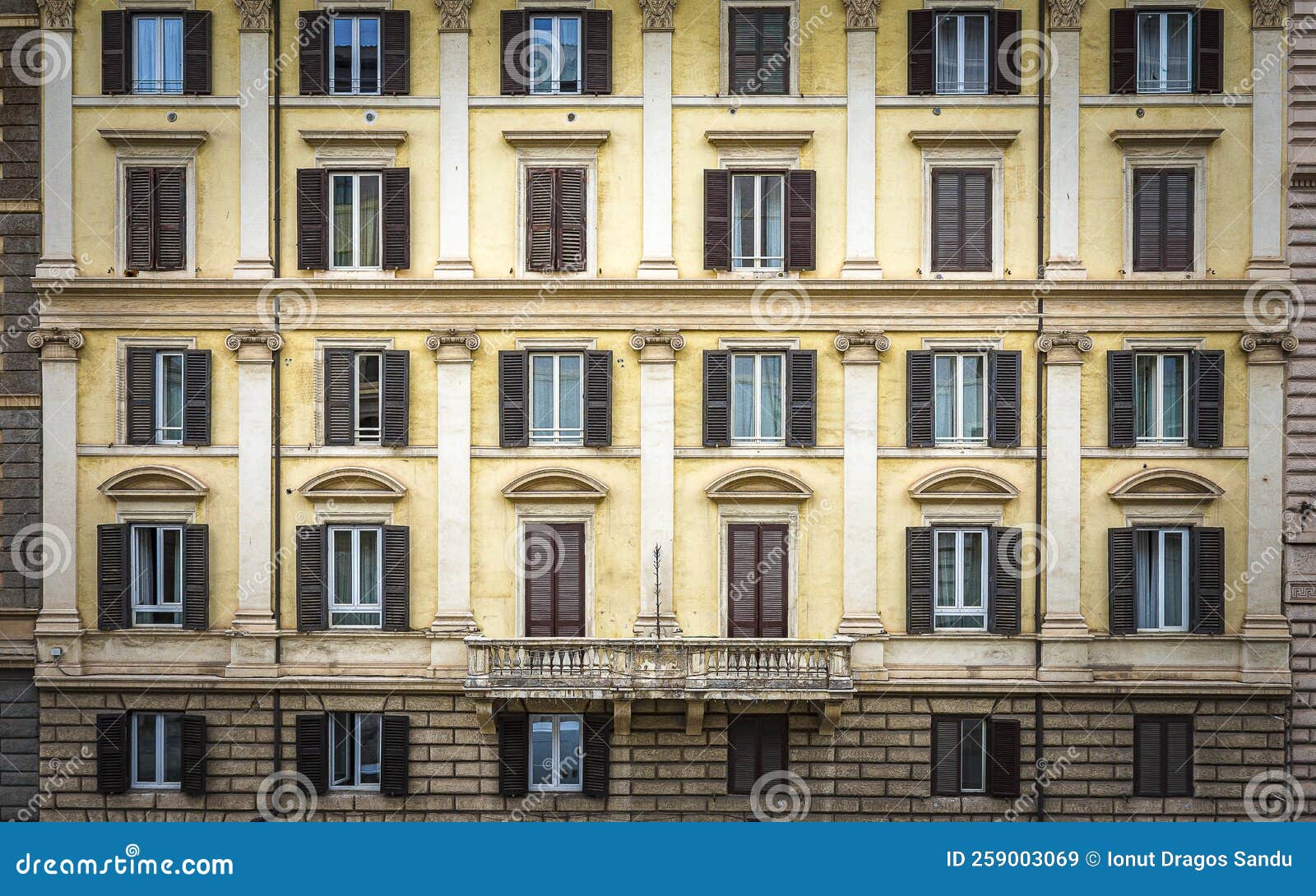 Fachada De Edificio De Antiguos Apartamentos Vintage Imagen de archivo - Imagen de niveles ...