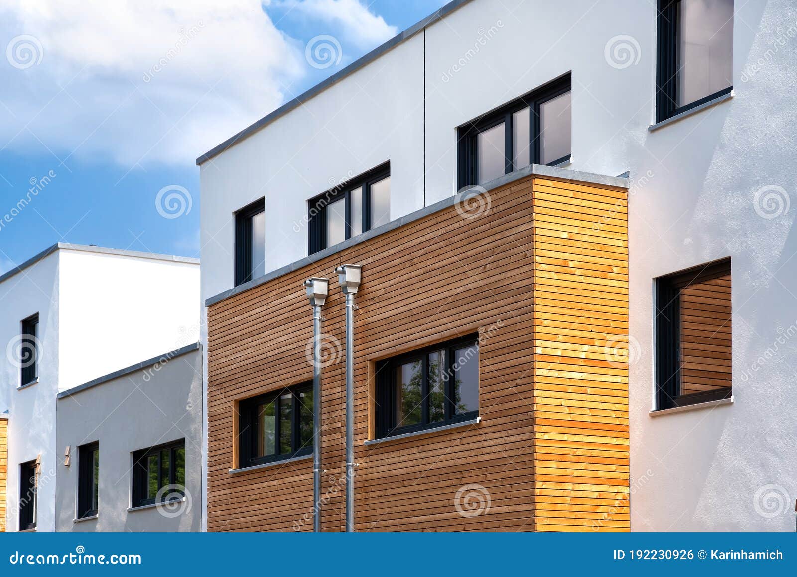 Fachada De Edificio Blanco Con Paneles De Madera Y Yeso Foto de archivo ...