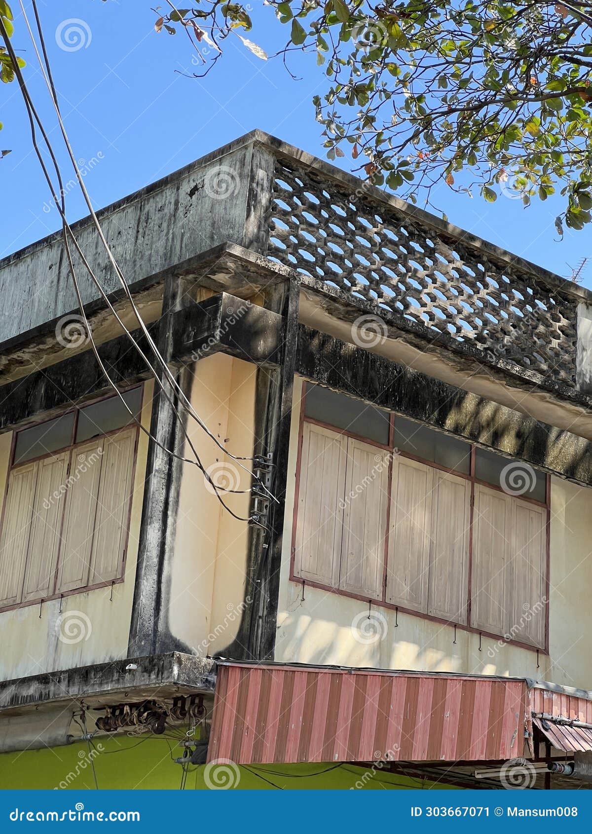 Fachada De La Casa Con Techo Roto Imagen de archivo - Imagen de ventana ...
