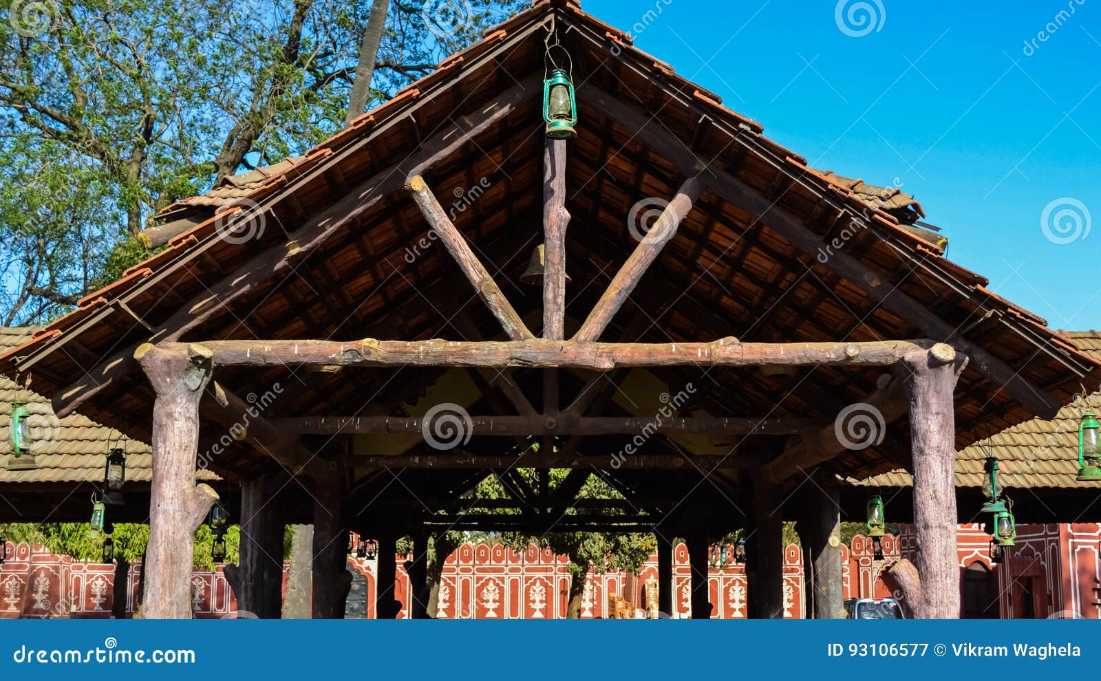 Fachada de la techumbre imagen de archivo. Imagen de tejado - 93106577