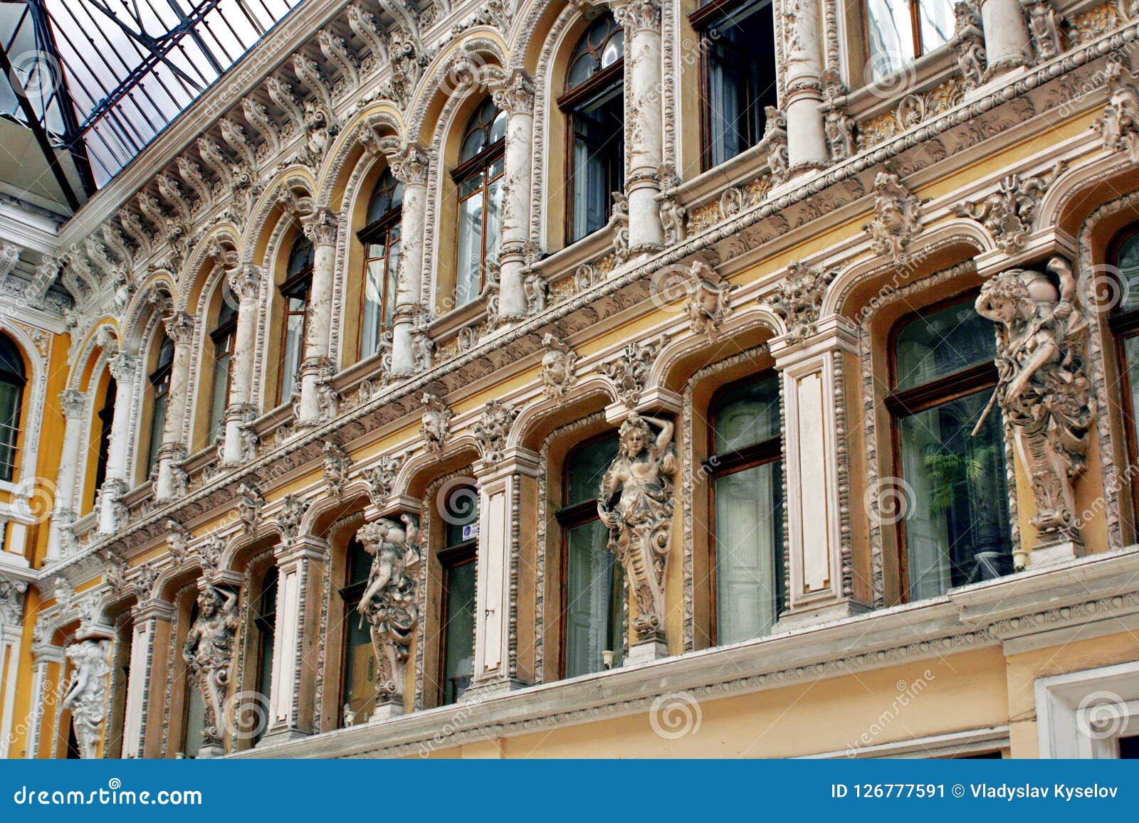 Fachada De Las Columnas Del Edificio En El Estilo Barroco Imagen de ...