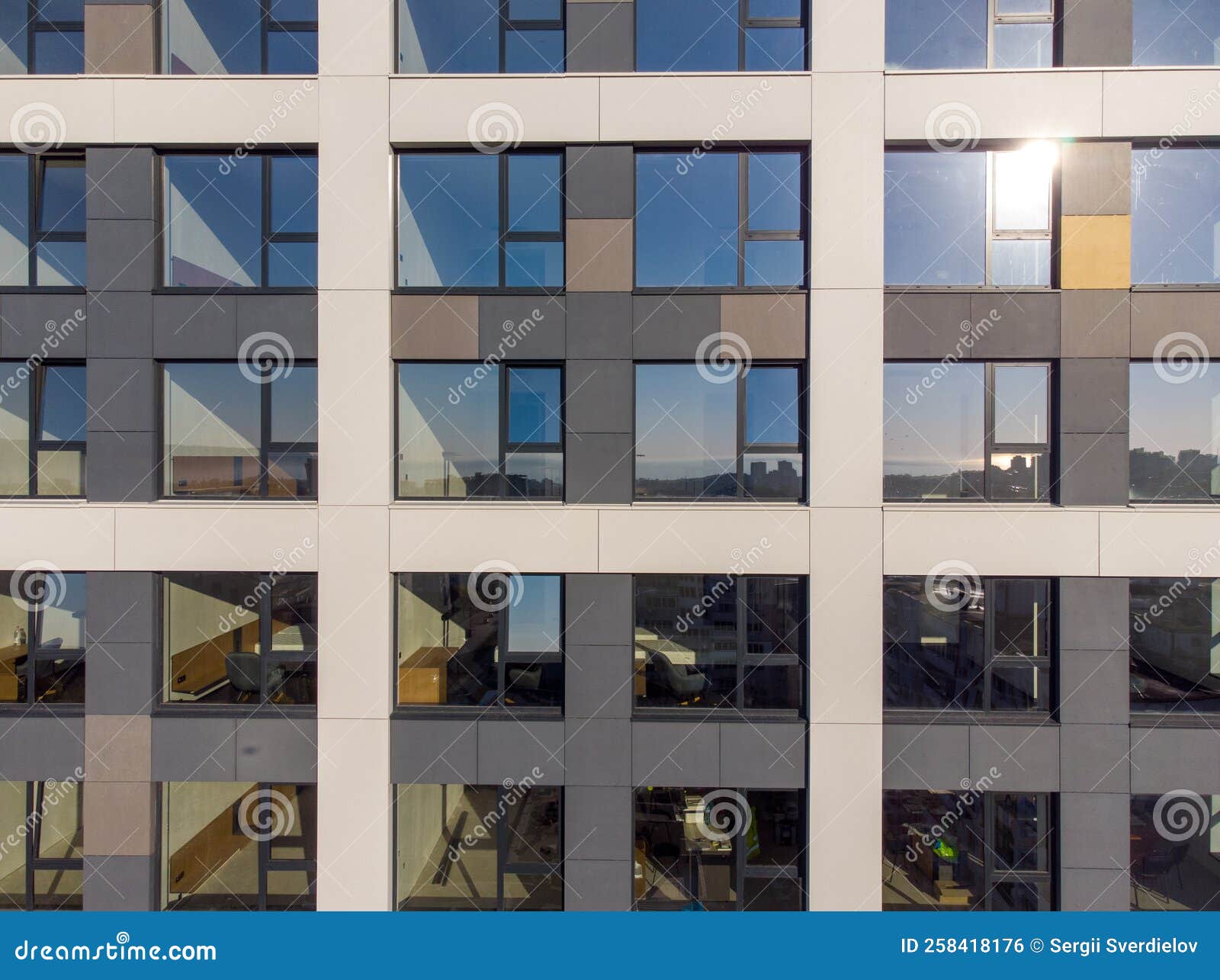 Fachada De Oficina Moderna O Edificio Residencial Foto de archivo ...