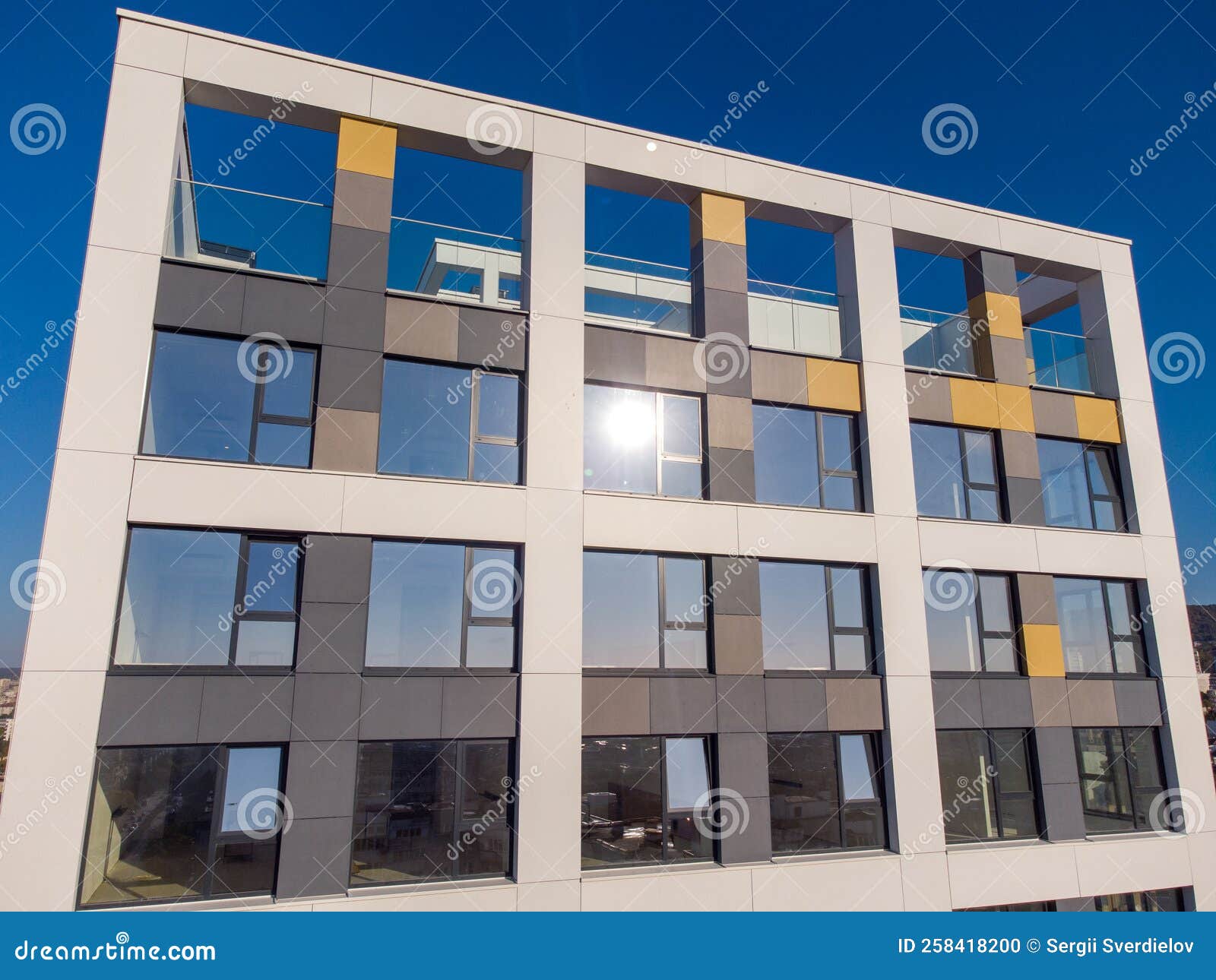 Fachada De Oficina Moderna O Edificio Residencial Foto de archivo ...