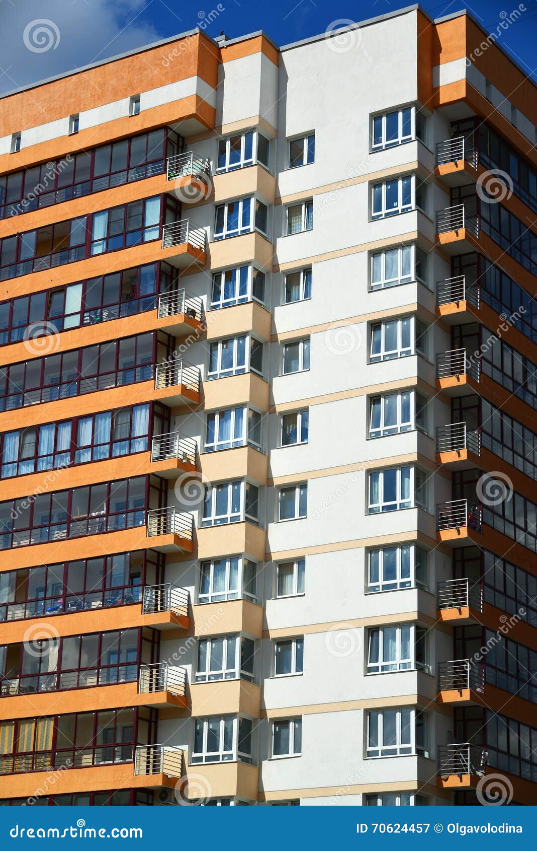 Fachada De Um Prédio De Apartamentos Moderno Imagem de Stock - Imagem ...