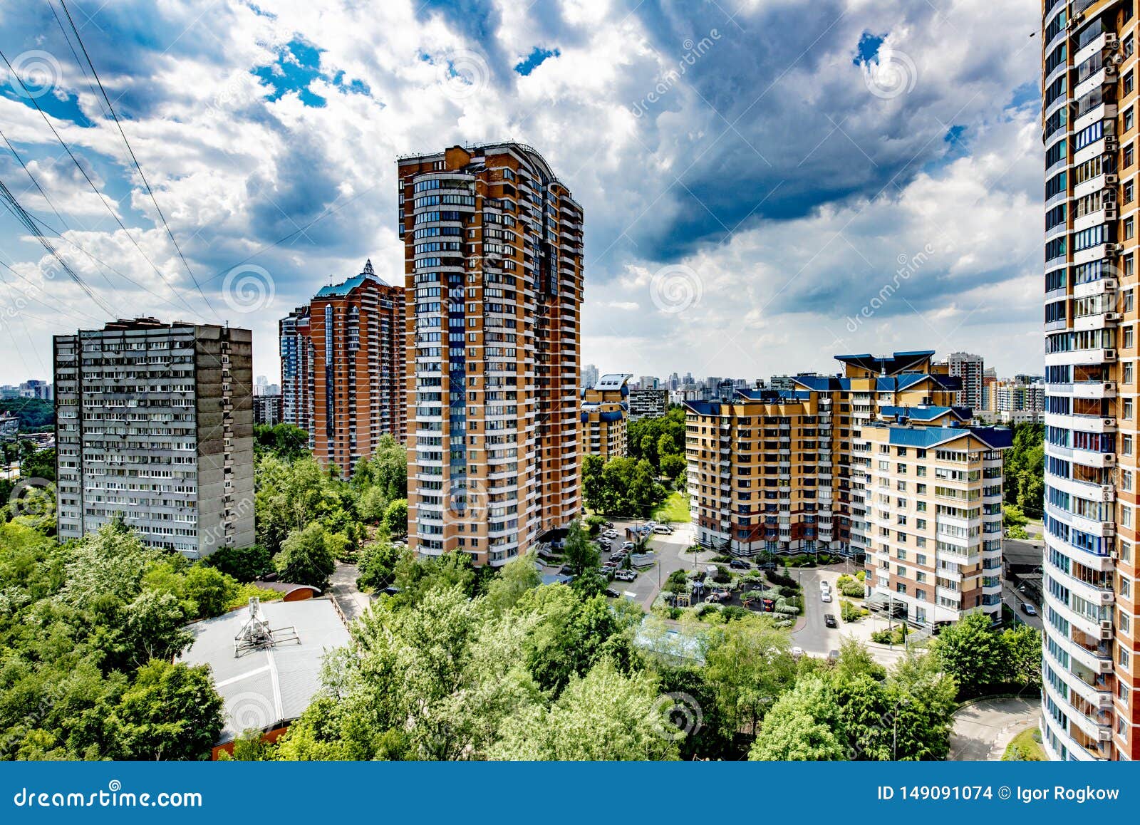 A Fachada De Um Pr?dio Moderno Do Multi-andar Com As Janelas Em Moscou Foto de Stock - Imagem de ...