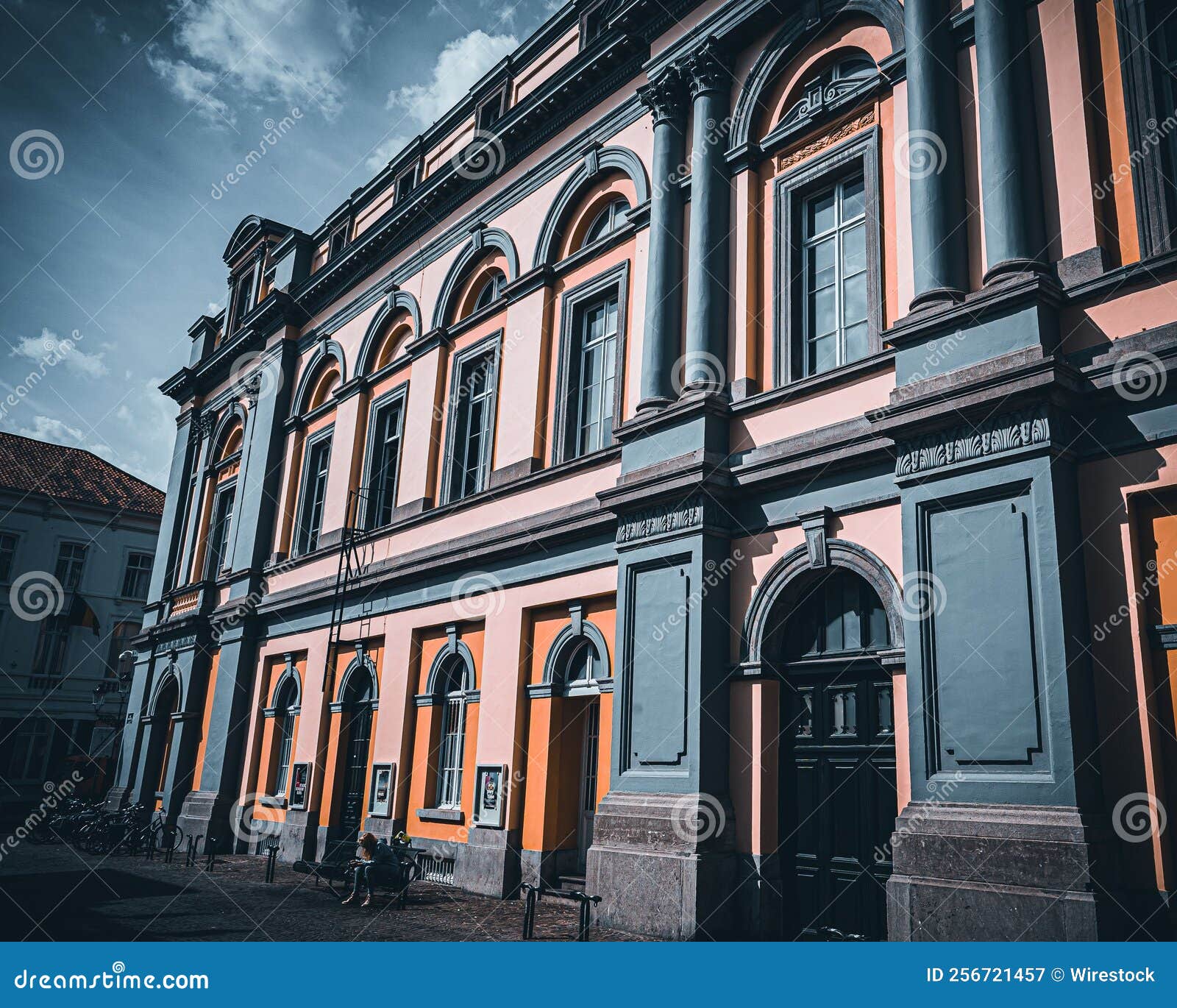 Fachada De Un Bonito Edificio Imagen de archivo - Imagen de turismo, torre: 256721457