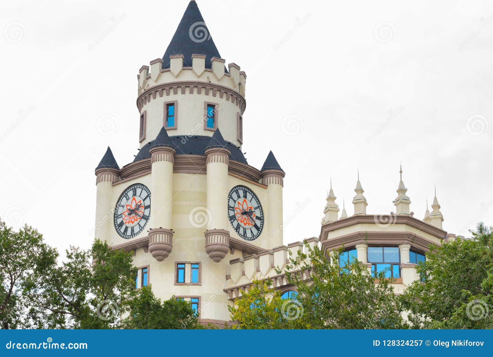 Fachada De Un Castillo Moderno Imagen de archivo - Imagen de moderno ...