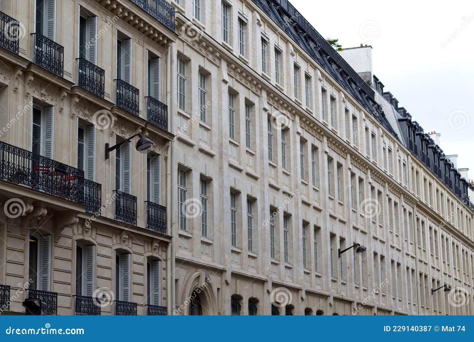 Fachada de un edificio fotografía editorial. Imagen de ventanas - 229140387