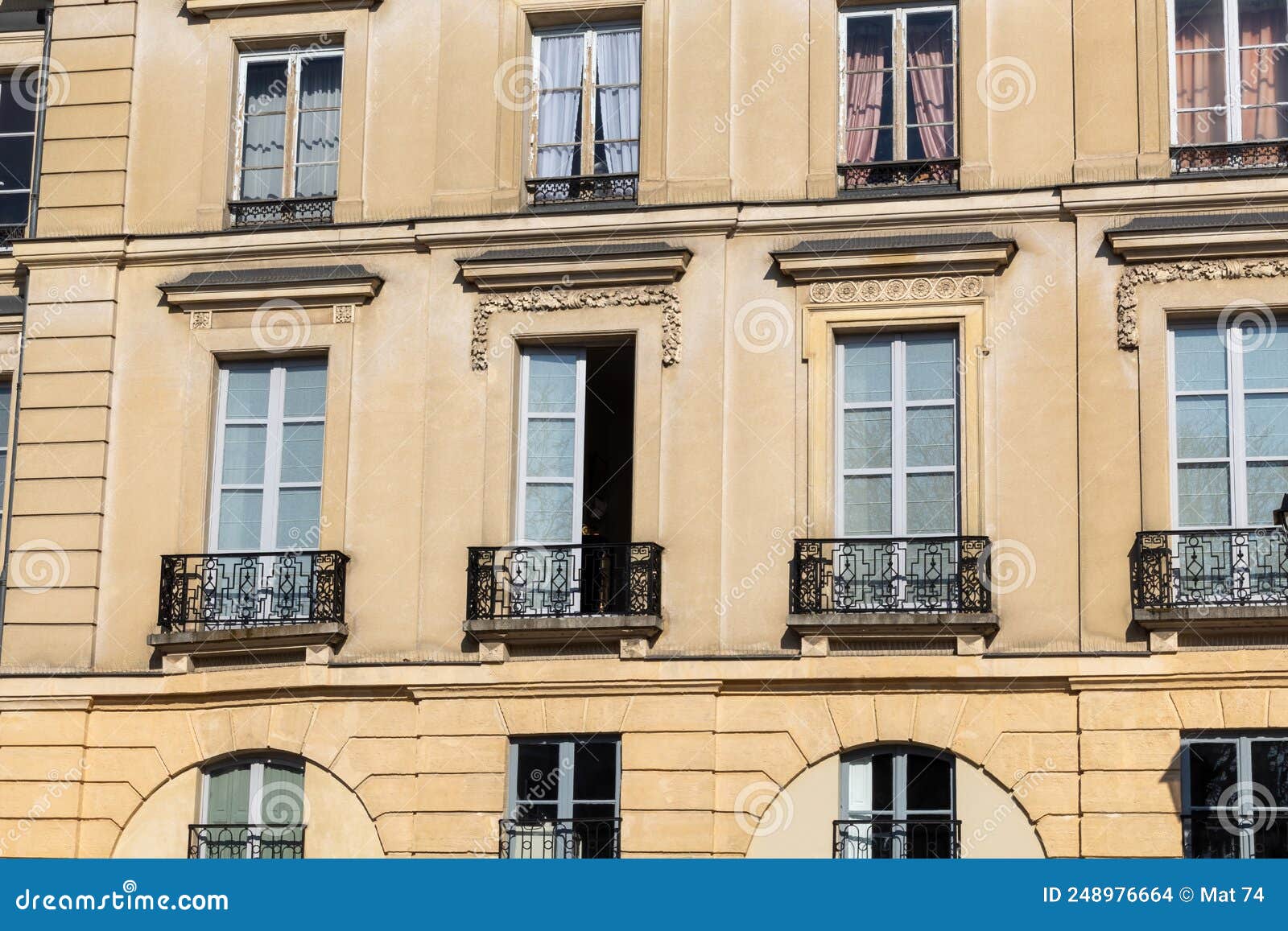 Fachada de un edificio foto de archivo. Imagen de fachada - 248976664