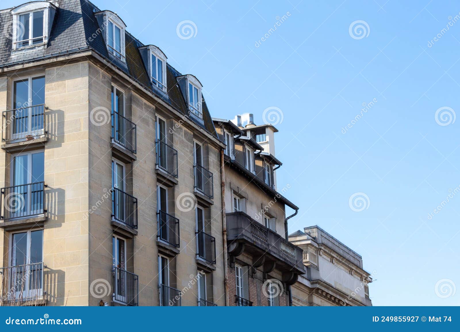 Fachada de un edificio imagen de archivo. Imagen de ventanas - 249855927
