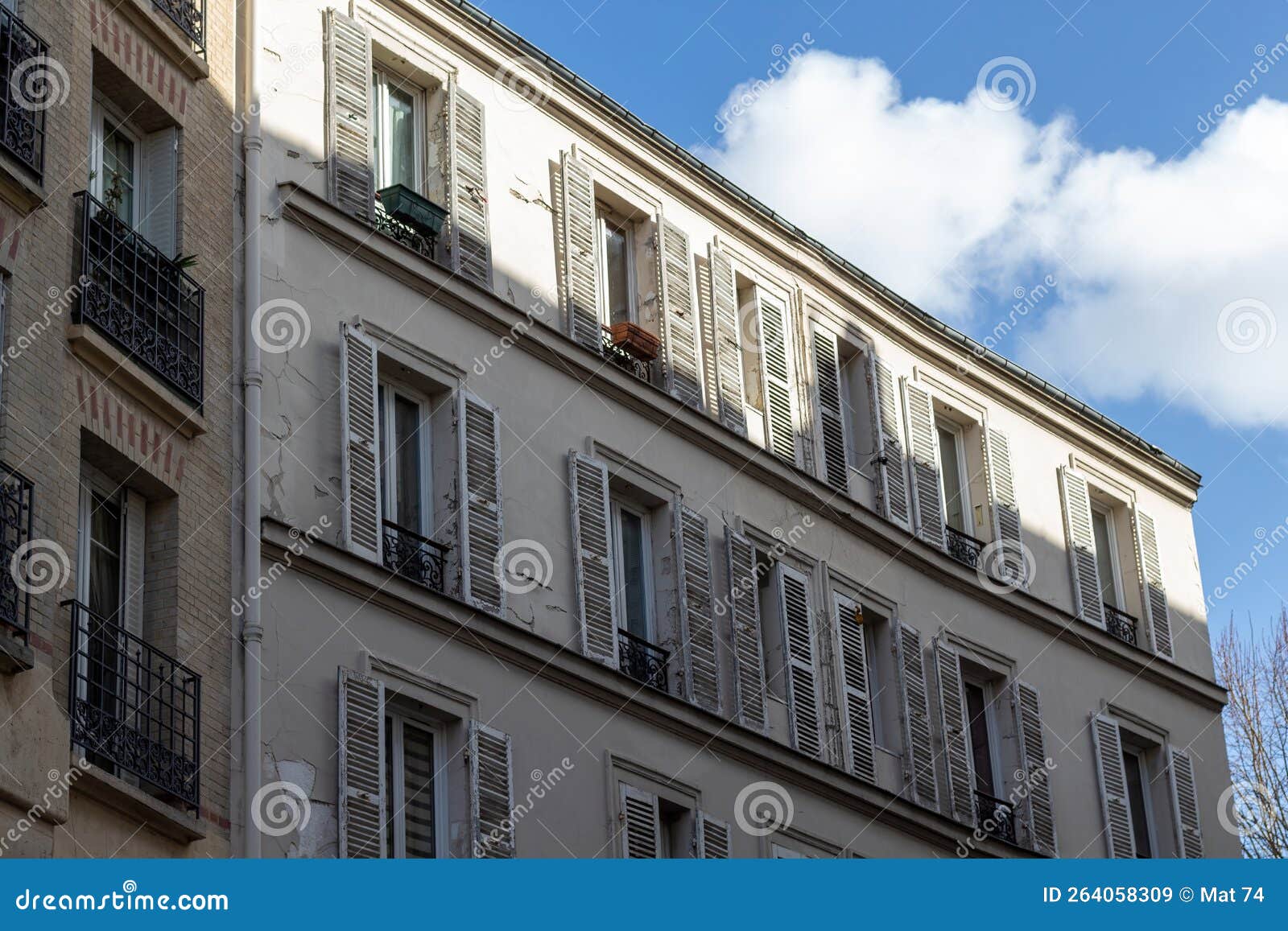 Fachada de un edificio imagen de archivo. Imagen de tradicional - 264058309