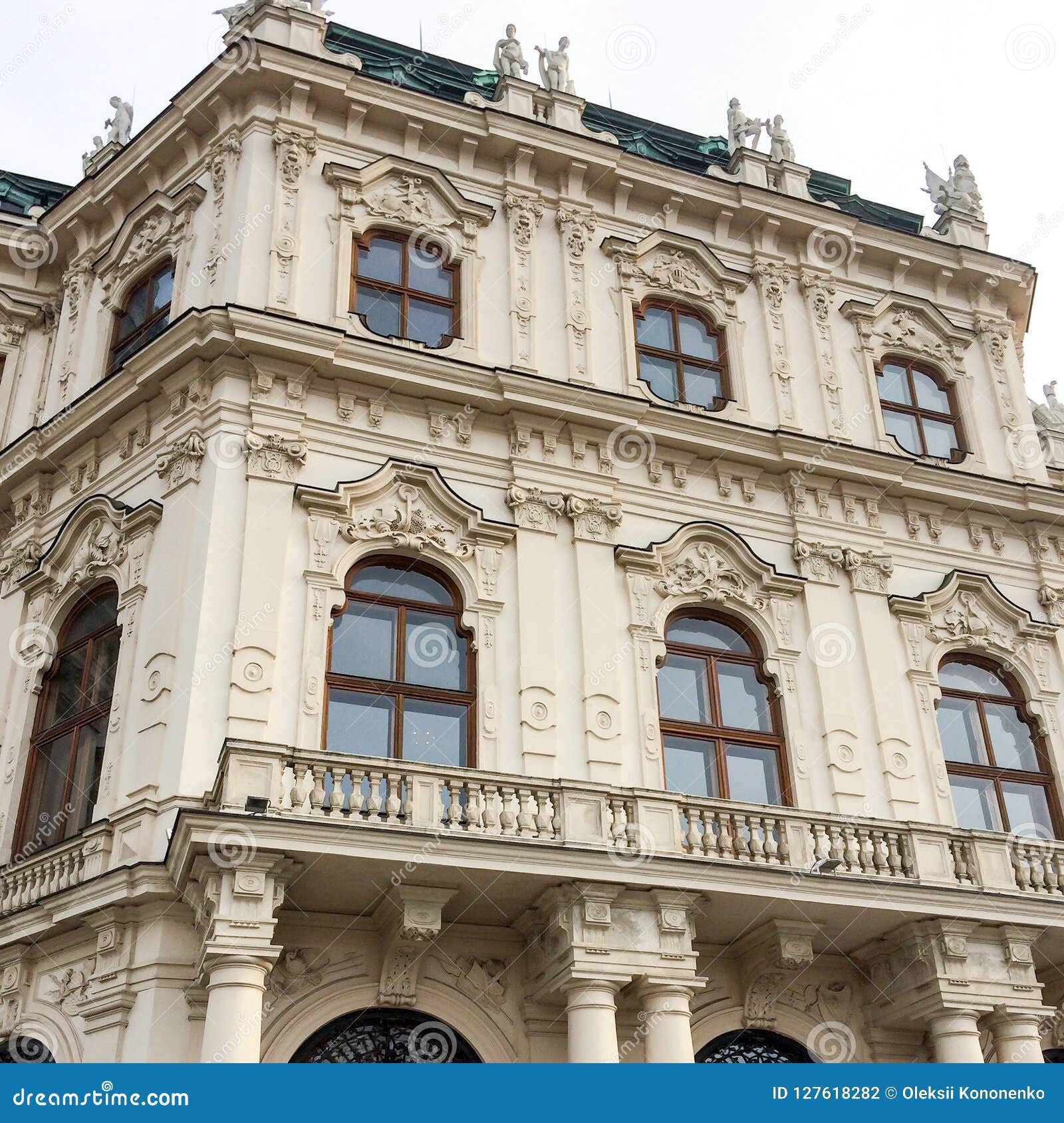 Fachada De Un Edificio Antiguo Foto de archivo - Imagen de piedra, cielo: 127618282