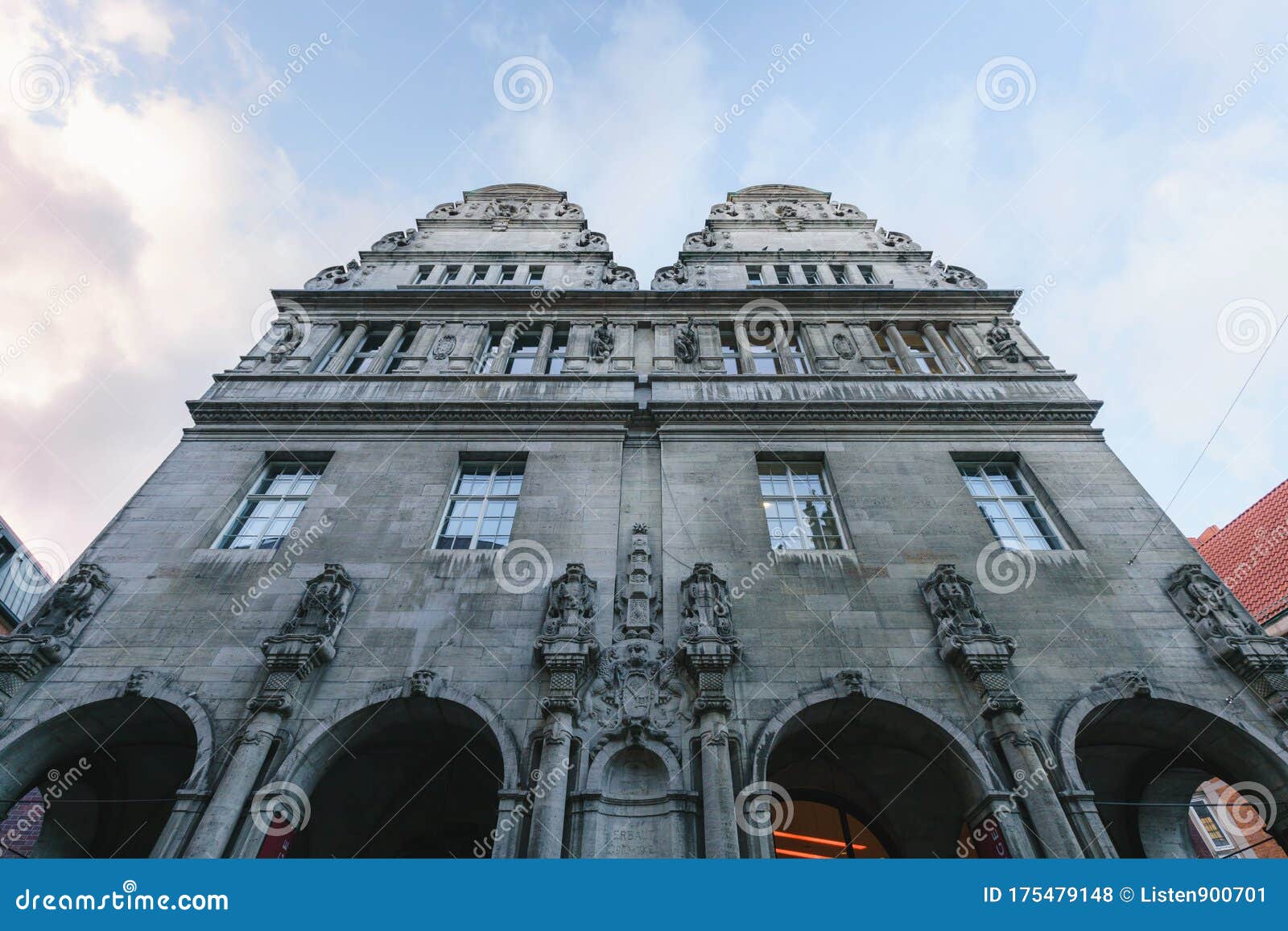 Fachada De Un Edificio Antiguo En El Centro De Bremen Alemania Foto de archivo - Imagen de torre ...