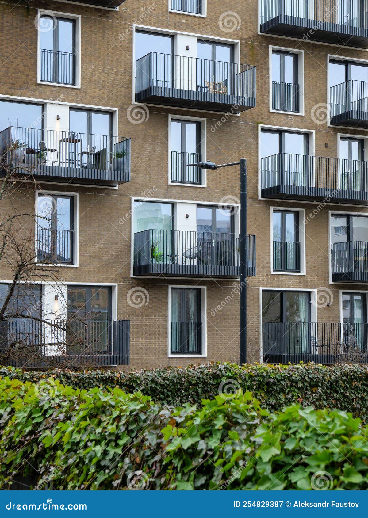 Fachada De Un Edificio De Apartamentos En Londres Imagen de archivo ...