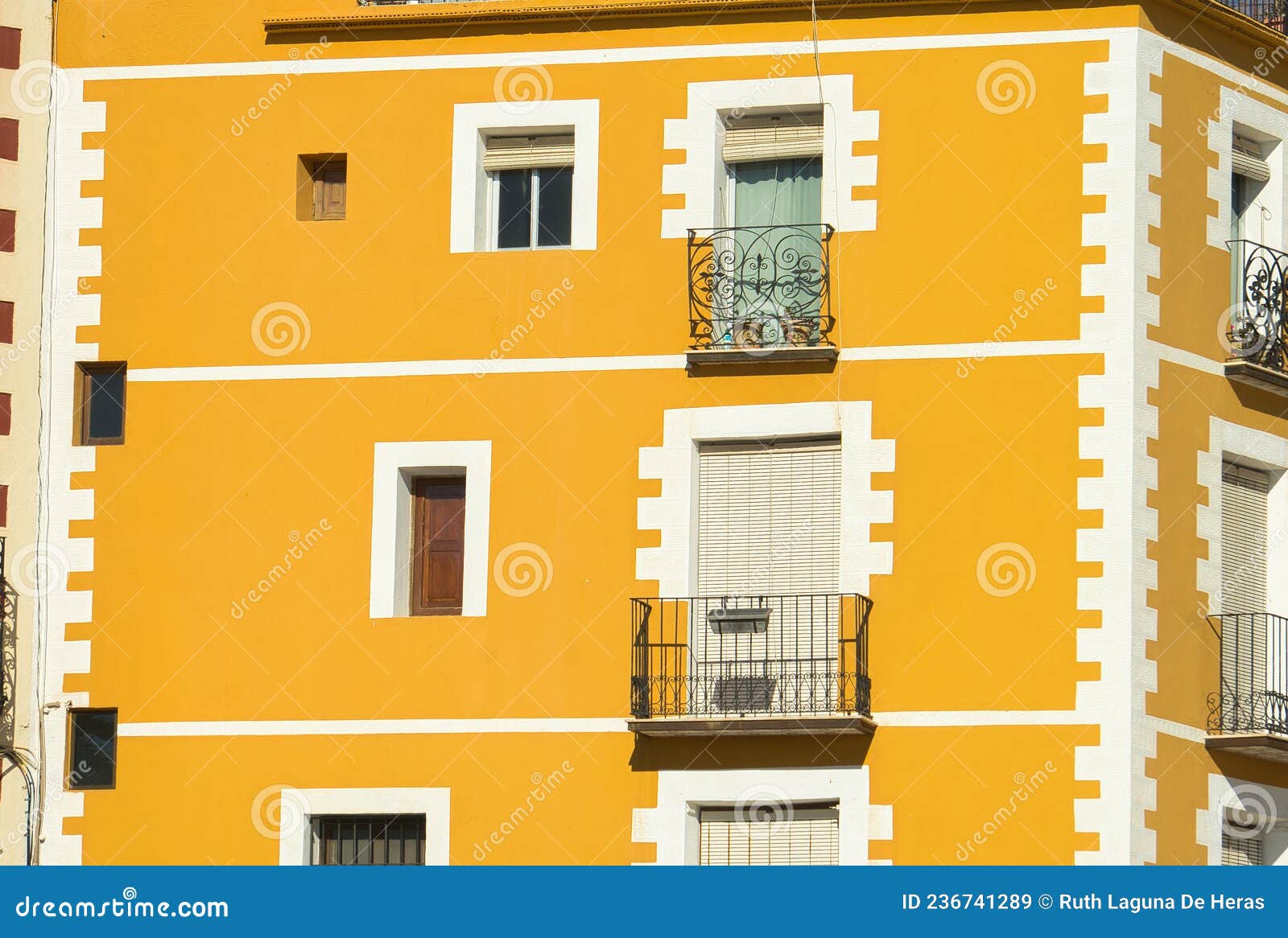 Fachada De Un Edificio Colonial Imagen de archivo - Imagen de exterior ...
