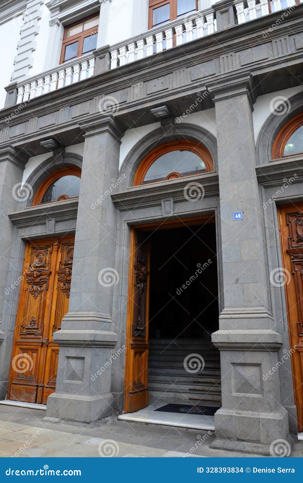 Fachada De Un Edificio Colonial En La Ciudad De Santa Cruz De Tenerife ...