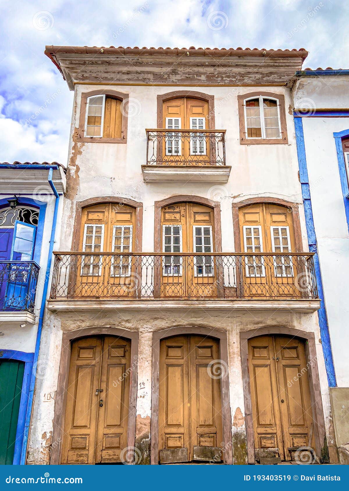 Fachada De Un Edificio Colonial En Las Calles De Nuestro Preto Brasil ...