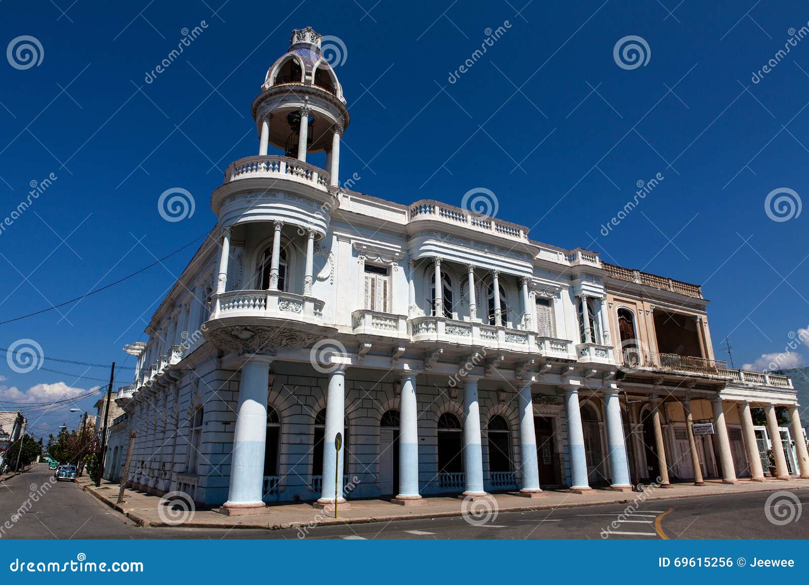 Fachada De Un Edificio Colonial En Parque Jose Marti En Cienfuegos ...